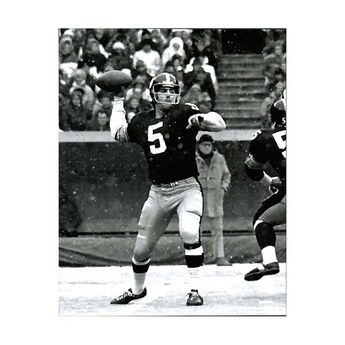 Terry Hanratty Throwing in Black & White Unsigned 8x10 Photo — TSEShop