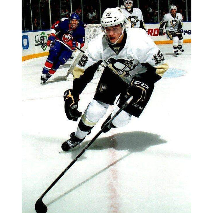 Beau Bennett Skating In White Unsigned 8X10 Photo — TSEShop